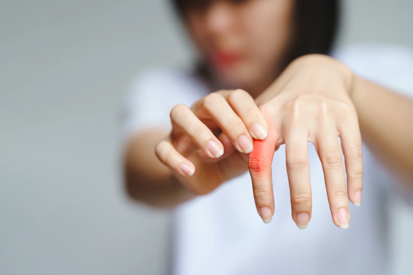When Finger Pain Is Serious: 8 Warning Signs You Must Not Ignore